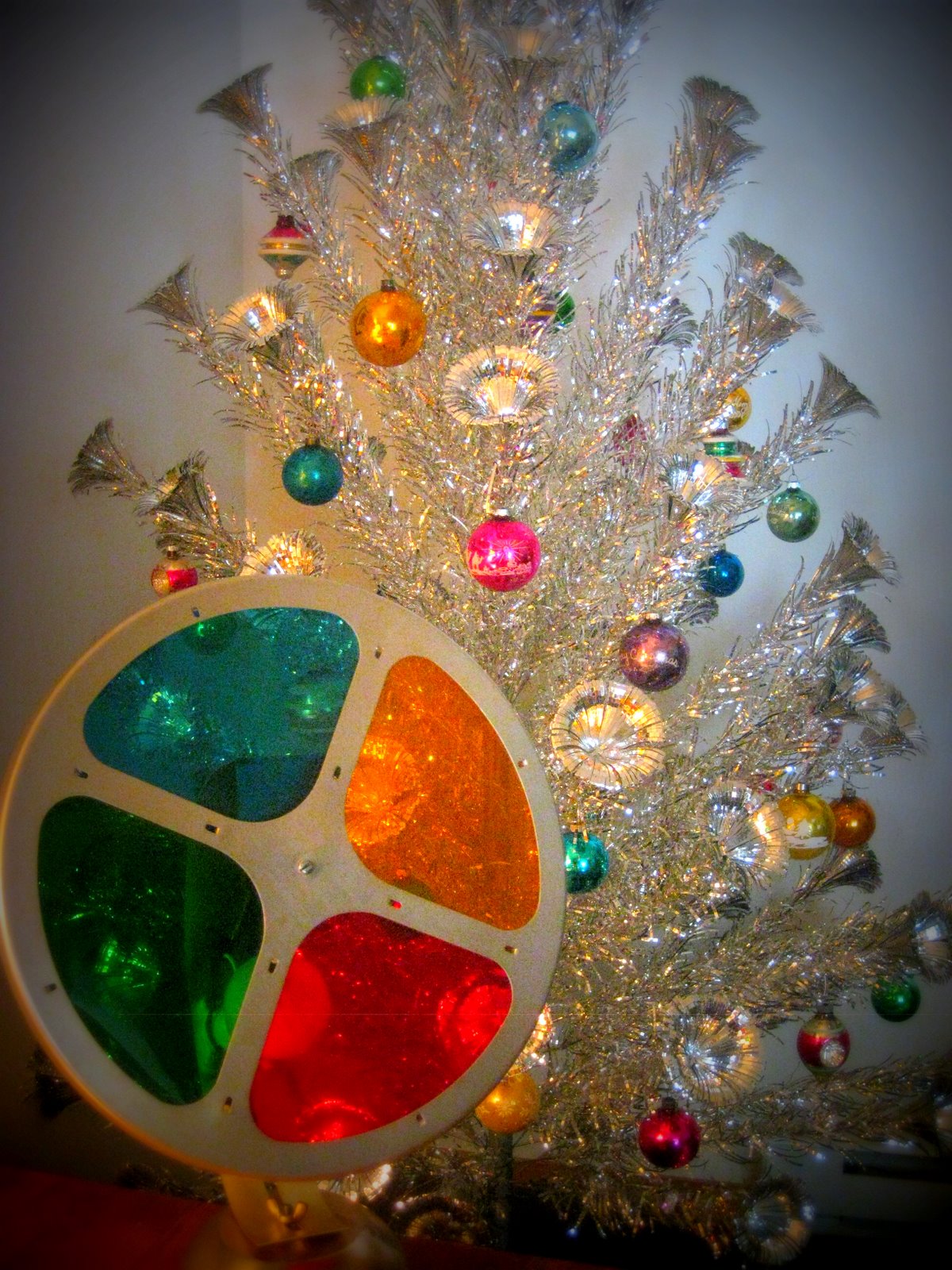 I sPy ViNtaGe: So here's the story behind the silver Christmas tree...