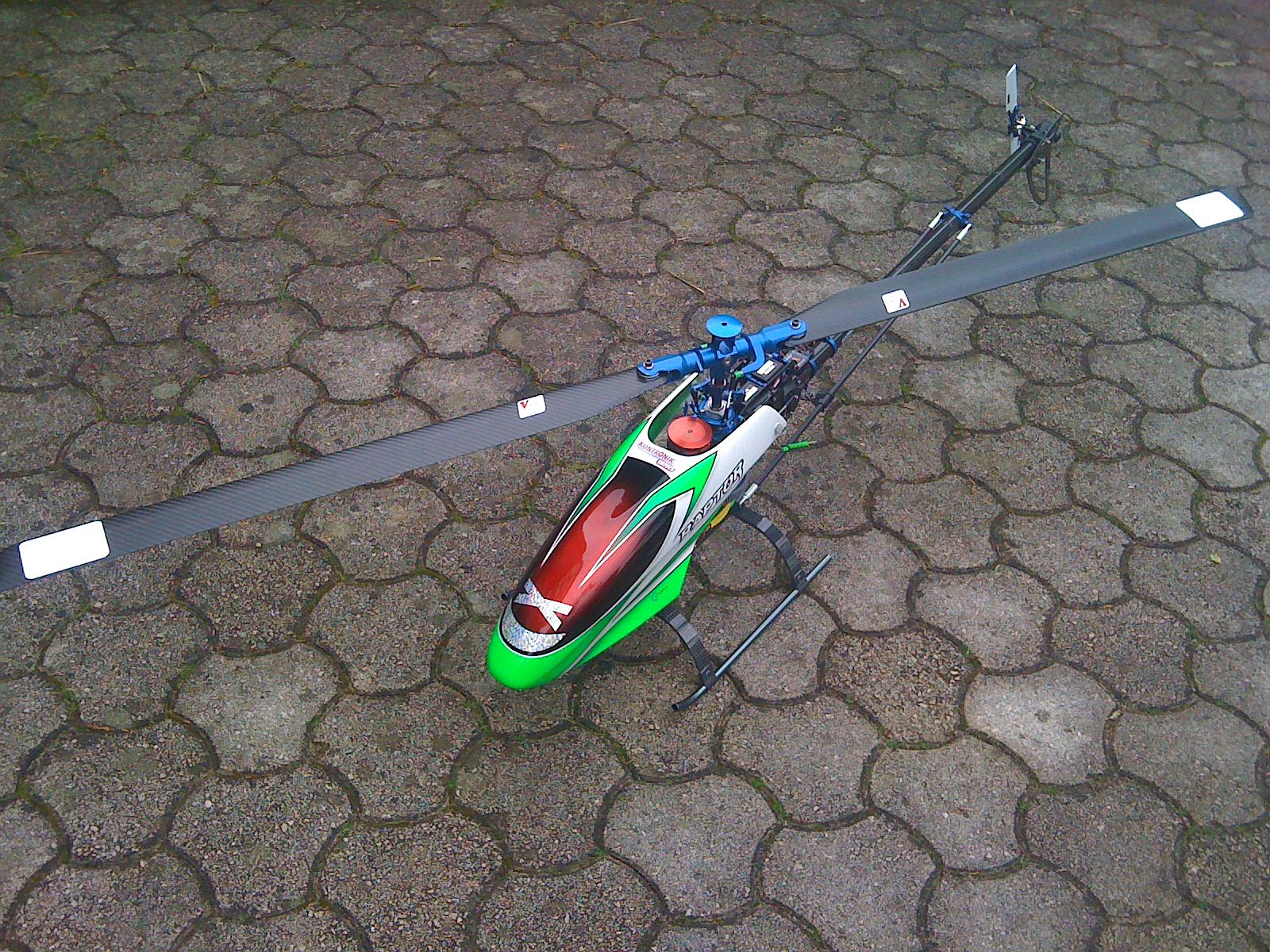 Raptor-Style: New!!! Raptor 90 E-Max /costum made heli :)