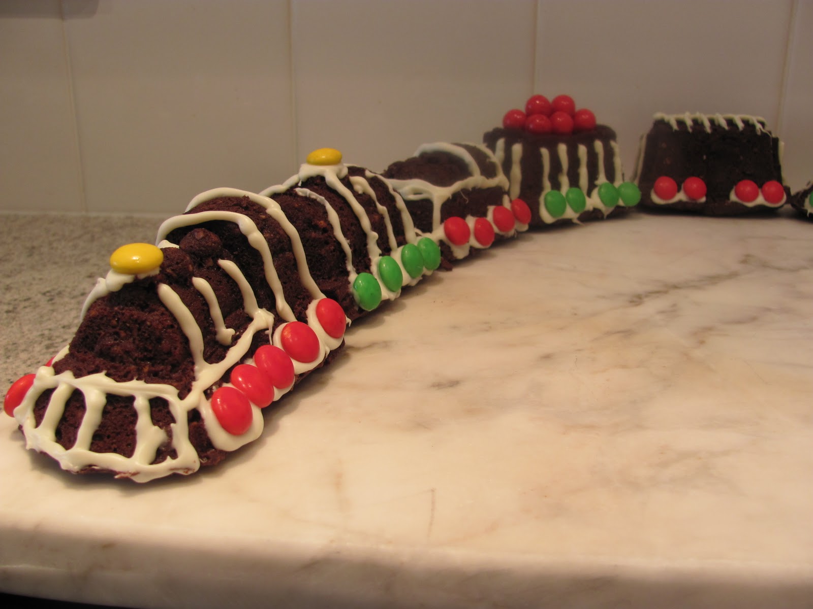 Mrs Cake: Chocolate Hazelnut Torte - Train Cake!