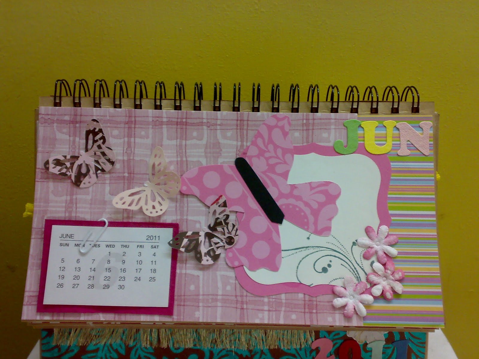 Kalalayaa's Art Stuido: HANDMADE DESKTOP CALENDAR