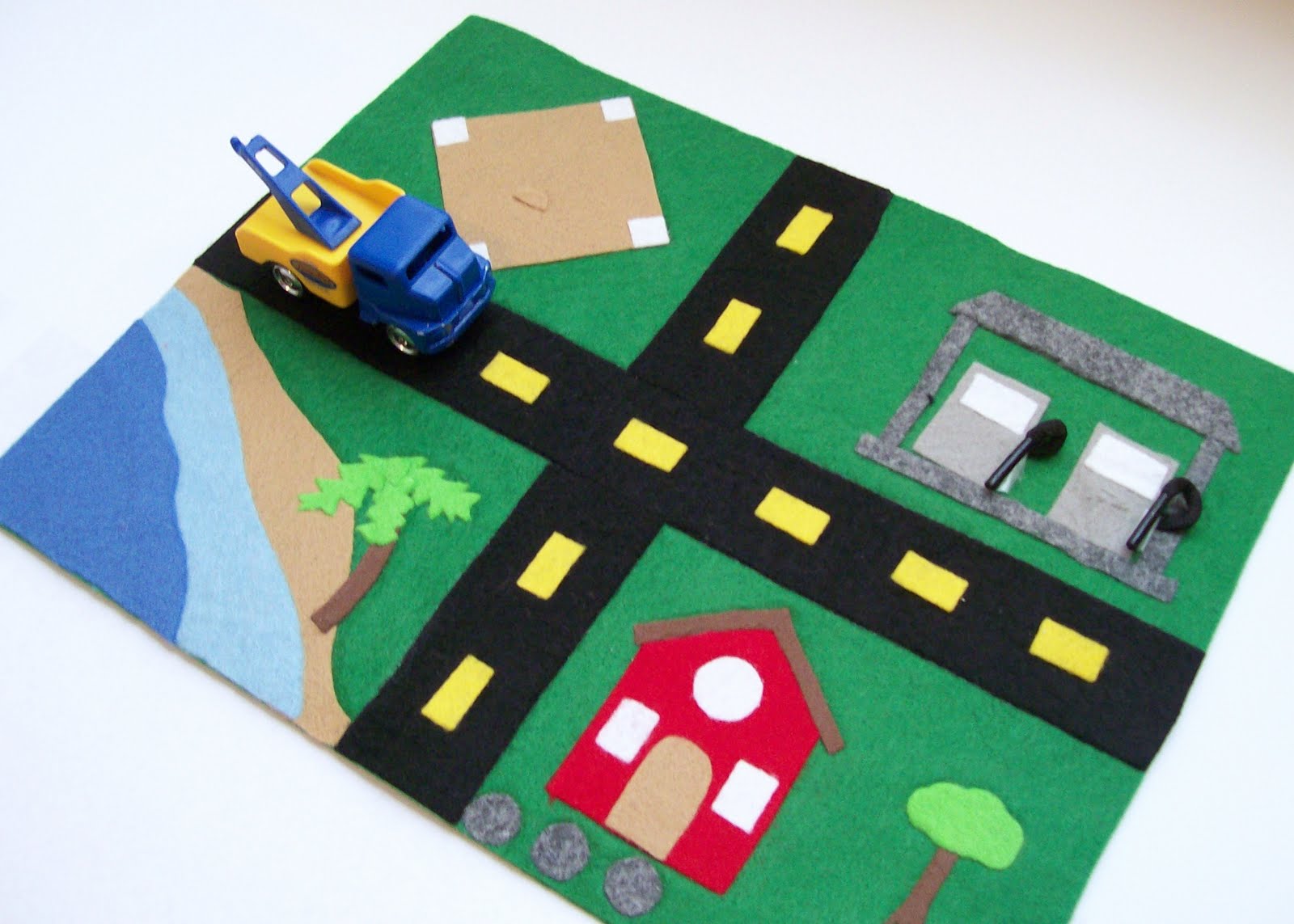Twelve Crafts Till Christmas: stuff your stockings saturday: mini play mat