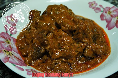 HomeKreation - Kitchen Corner: Daging Rendang Kunyit (Beef Rendang)