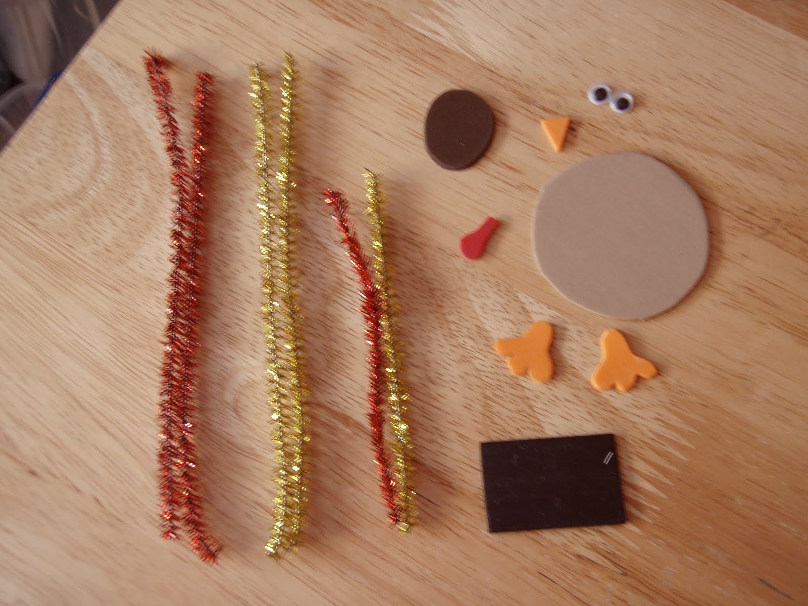 Outside the box!: "Give thanks" turkey magnets