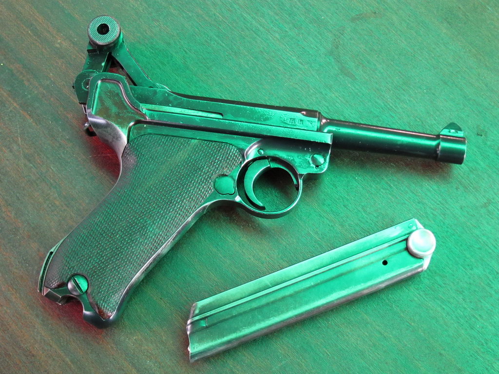 " Broken Sights ": A 70 years old Luger P-08 doing 50 / 50