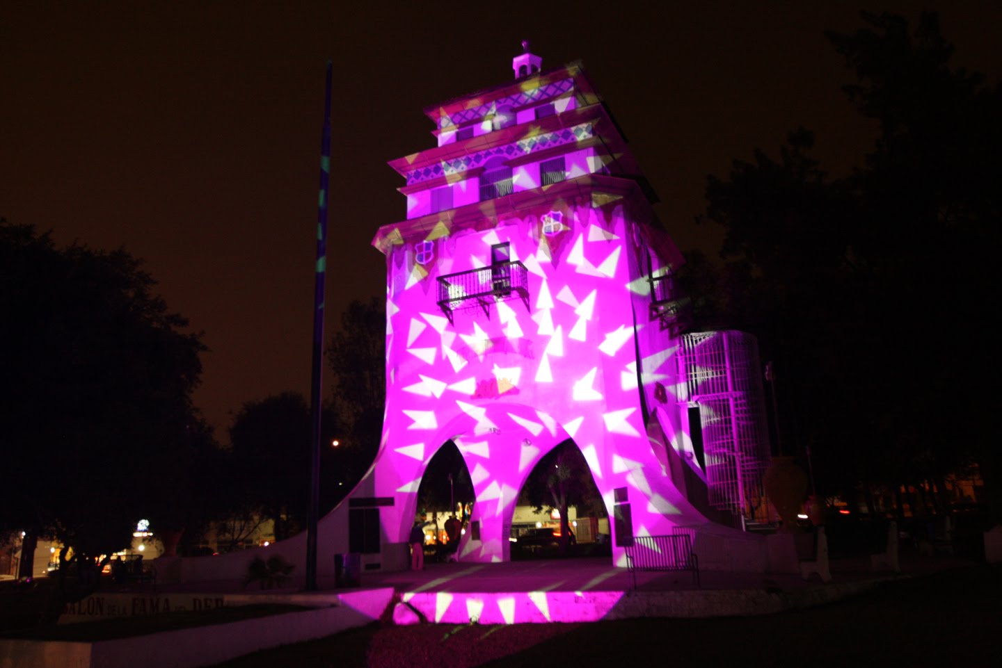 ILUMINAN DE COLORES MONUMENTOS DE LA CIUDAD DE TIJUANA - TIJUANA NOTICIAS