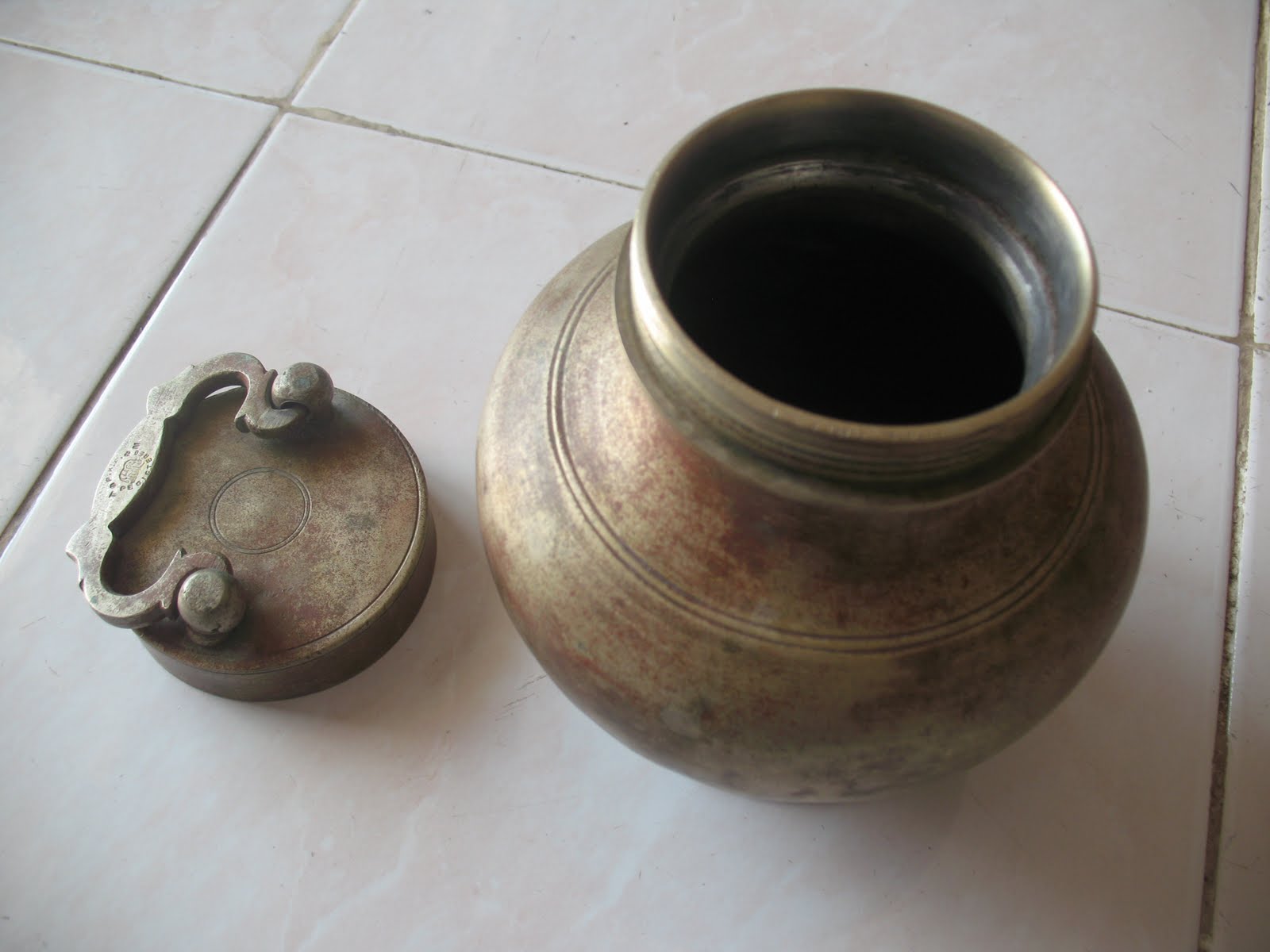 Bekas Tembaga Bertangkai Tiga Keturunan... | Blues Riders