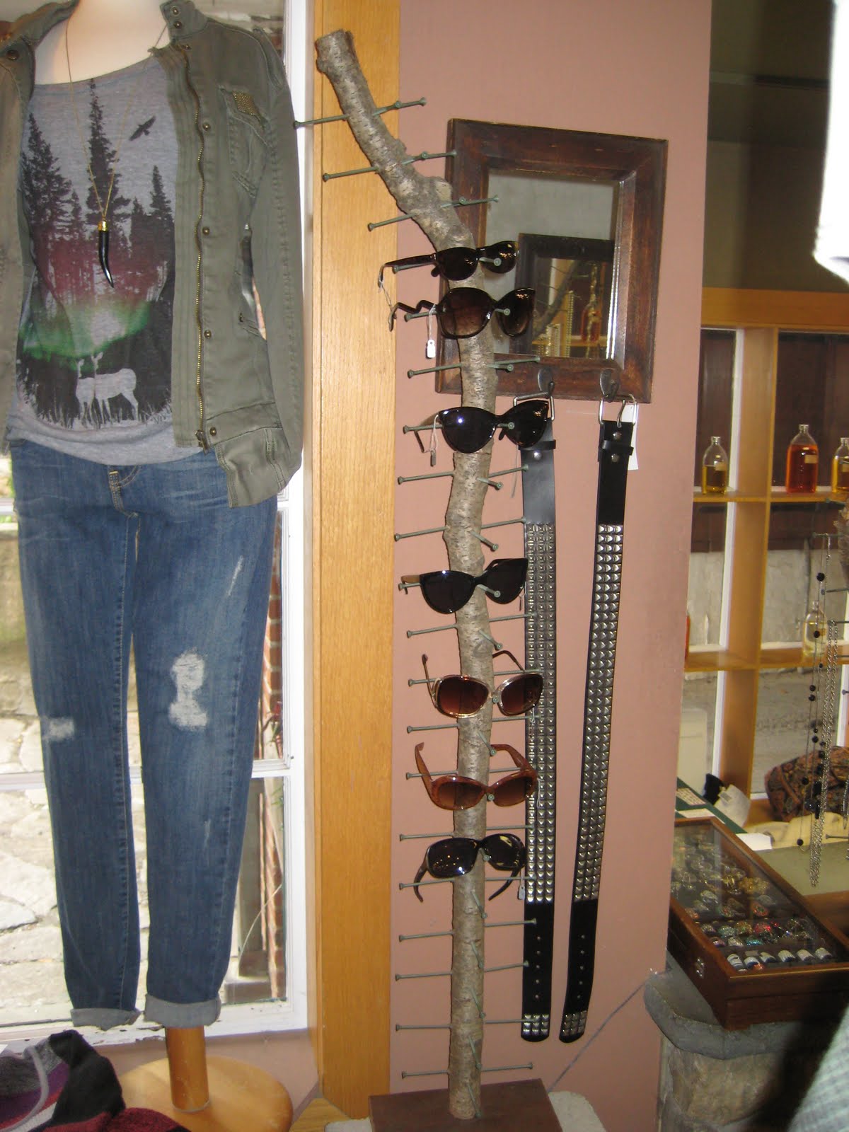 C. Dianne Zweig - Kitsch 'n Stuff: Creative, Affordable Store Displays ...