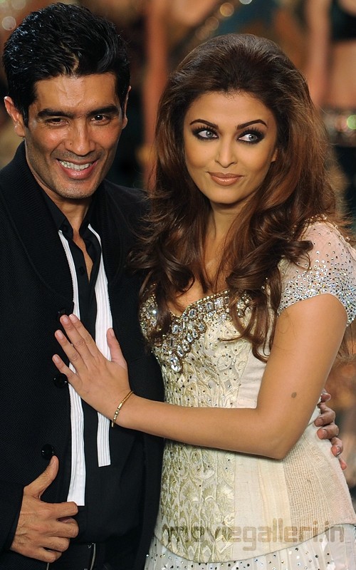 real-wonder: Aishwarya Rai Ramp Walk @ HDIL India Couture Week Fashion Show