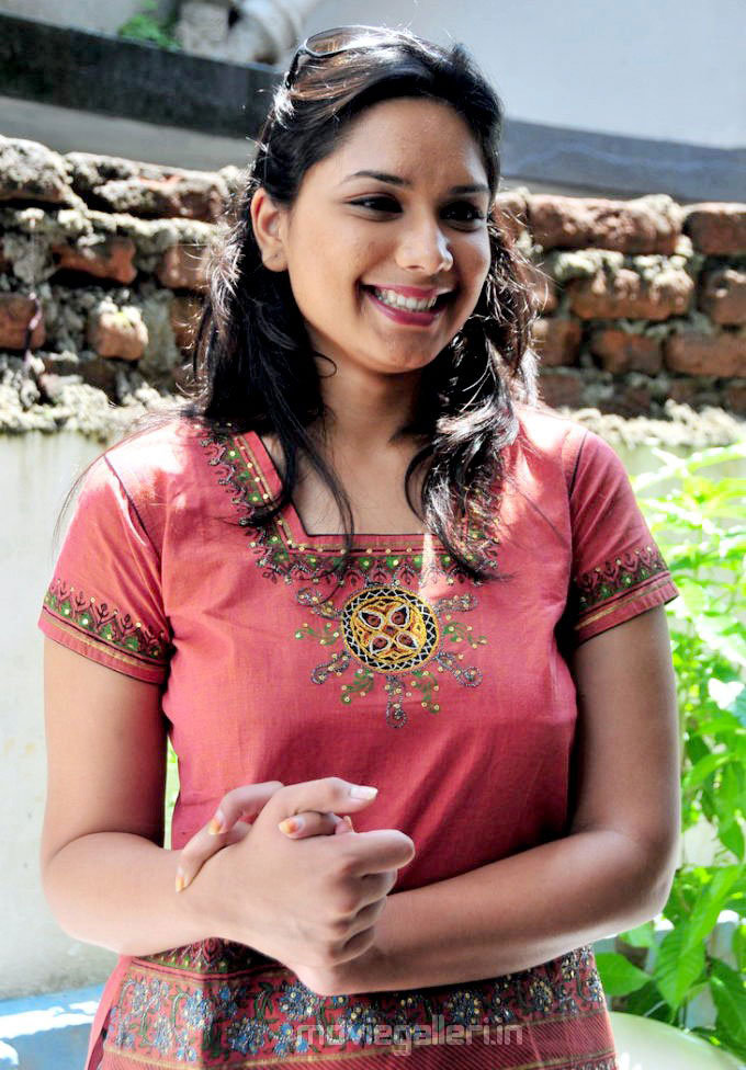 test: Gayatri Rao New Stills, Gayatri Rao Hot Photo Gallery