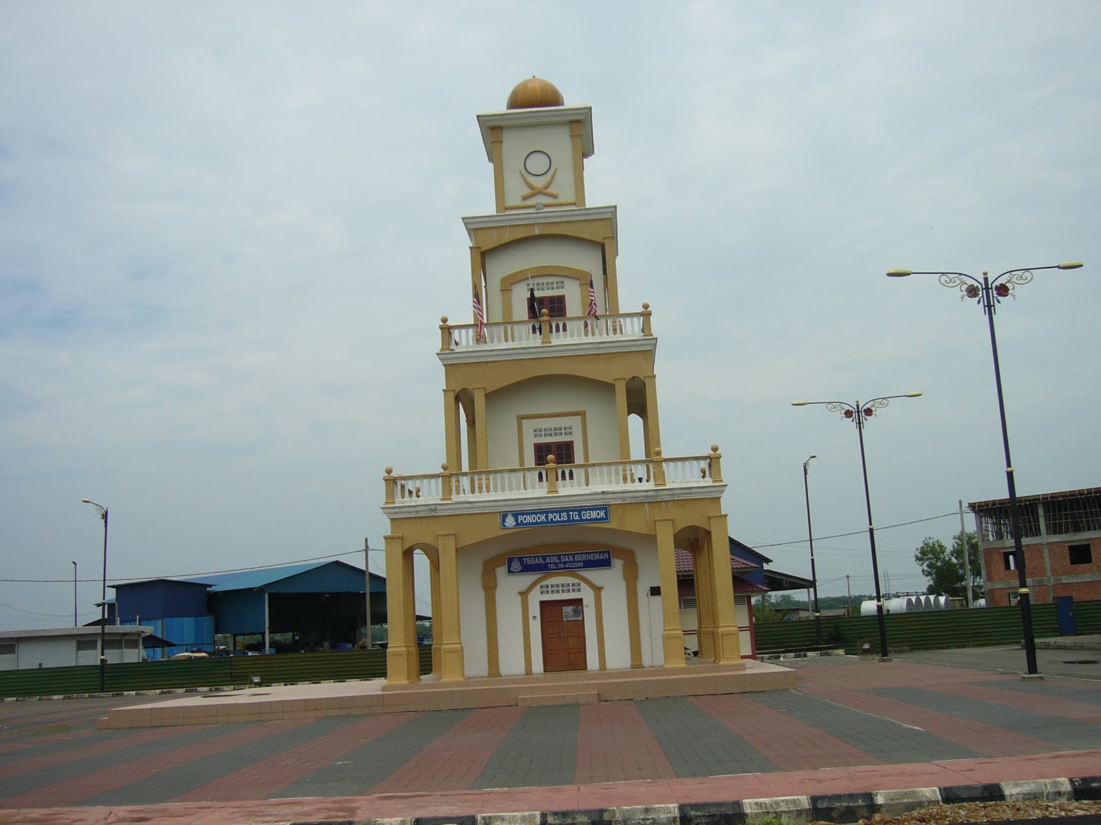 saja apa saja: pondok polis