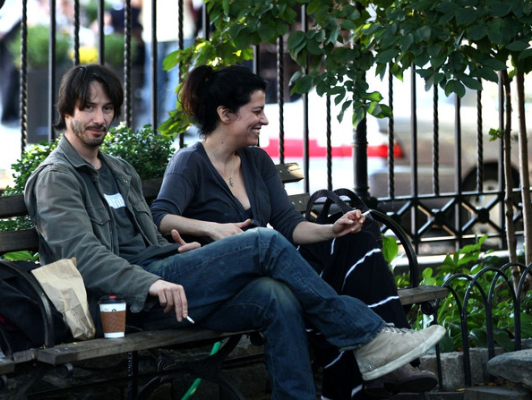 KEANEWS: Keanu grabs coffee October 10th, 2010