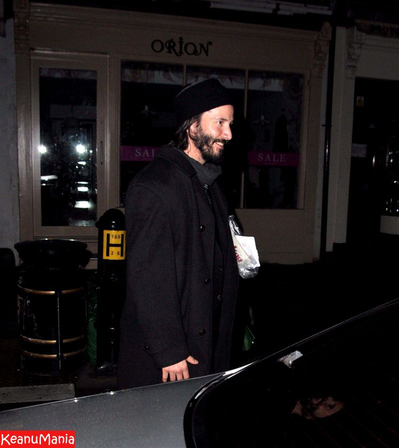 KEANEWS: Keanu Reeves seen with his coat and his hat back to his hotel ...