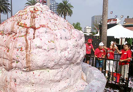 Linda Mooney's Other Worlds of Romance: World's Largest Scoop of Ice Cream