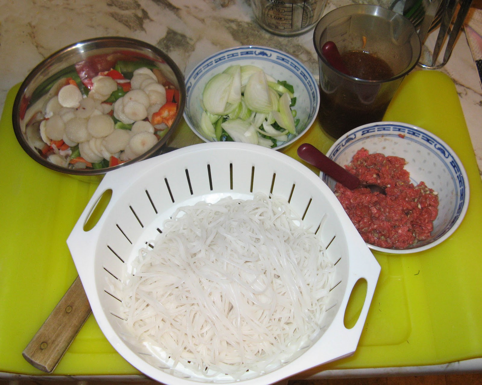 Savage Food: Day 82: Beef Rice Noodle in Peanut Sauce...