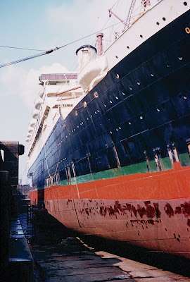 SHIPS & THE SEA - BLOGUE dos NAVIOS e do MAR: ORONTES in dry dock 1959