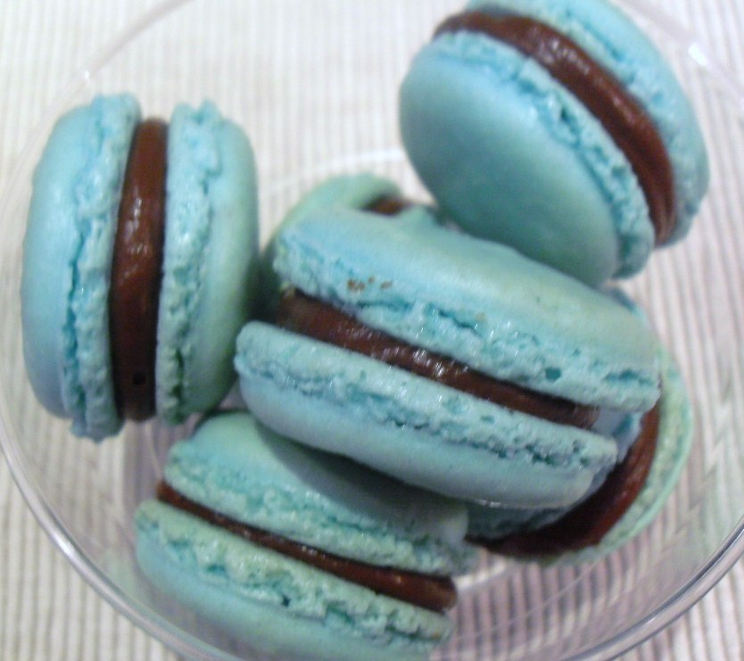 sur ma table il y a!: des macarons bleu