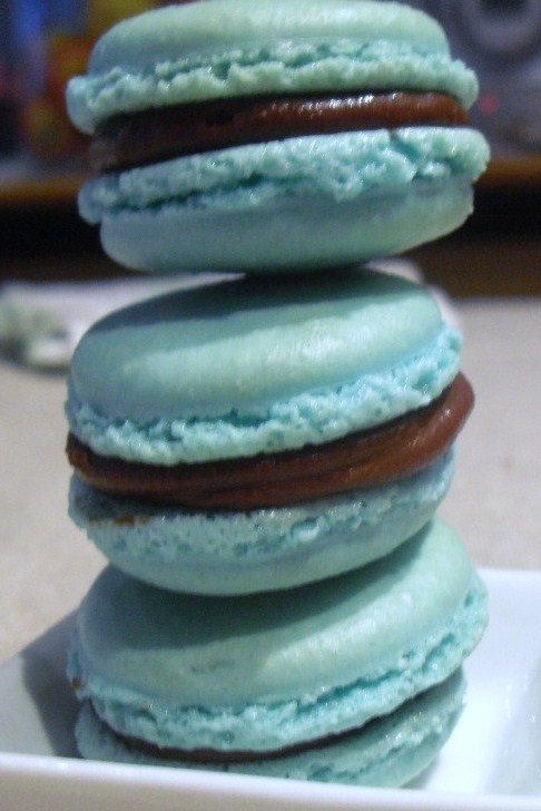 sur ma table il y a!: des macarons bleu