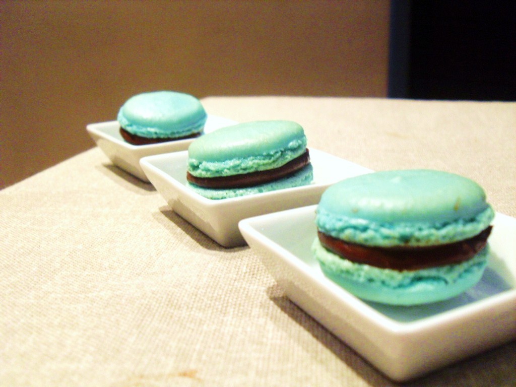 sur ma table il y a!: des macarons bleu