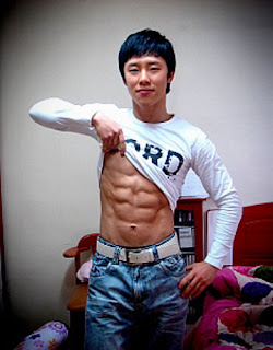 MUSCLANEOUS: Showing off: Shirt Lifters