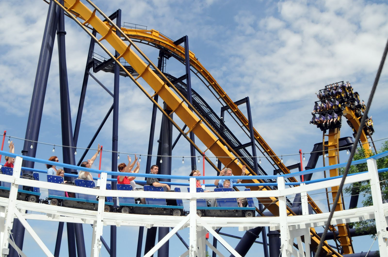 NewsPlusNotes: Scott and Carol Present - Six Flags Great America's ...