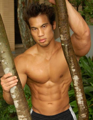 DAVID DUST: Muscle Hunk of the Day - Tuan Tran