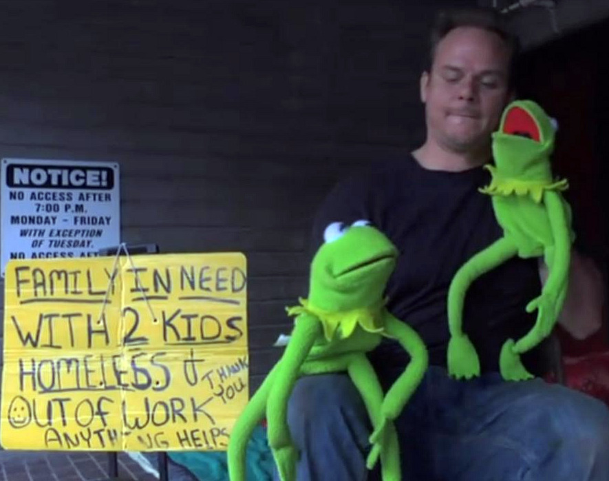 DAVID DUST: Homeless (?) Man + Kermit Puppets + "Under Pressure ...