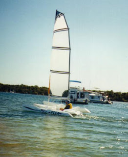 Trimaran Building: Small trimaran