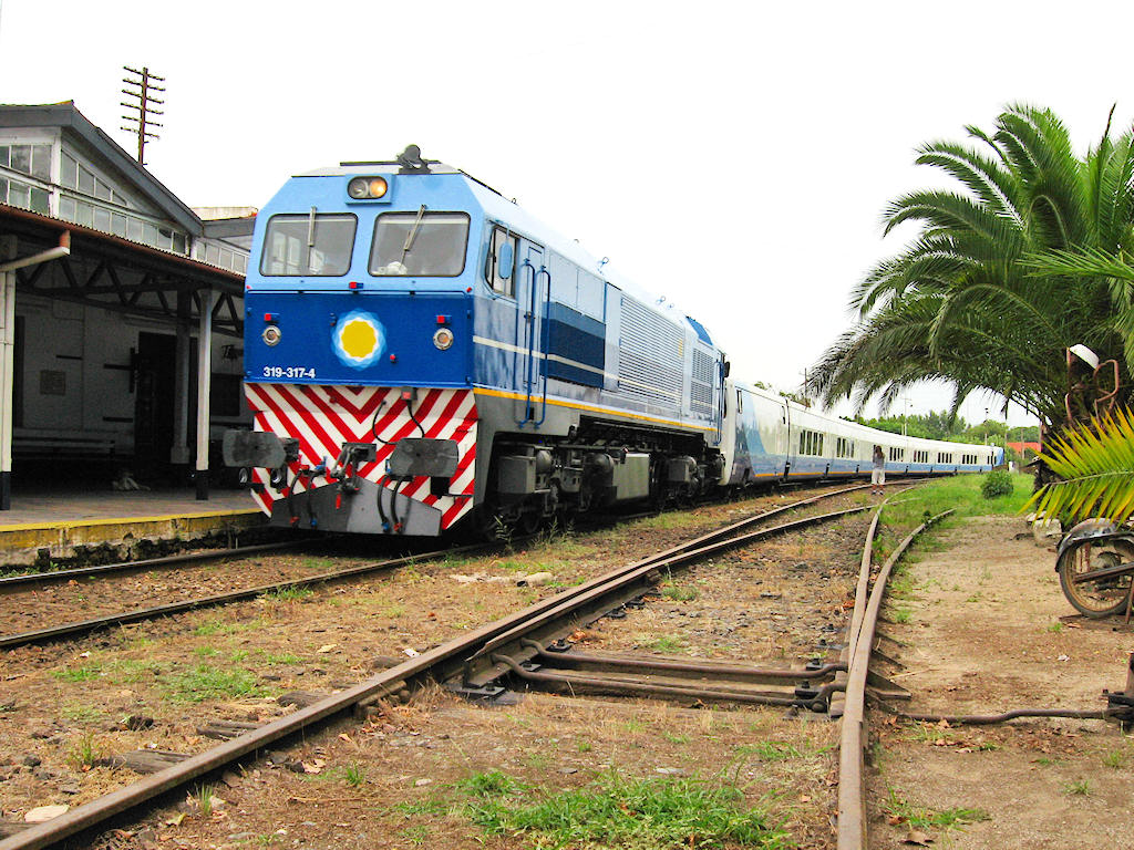 Trenes Argentinos: Las 319 y una formación TALGO IV por Chascomús