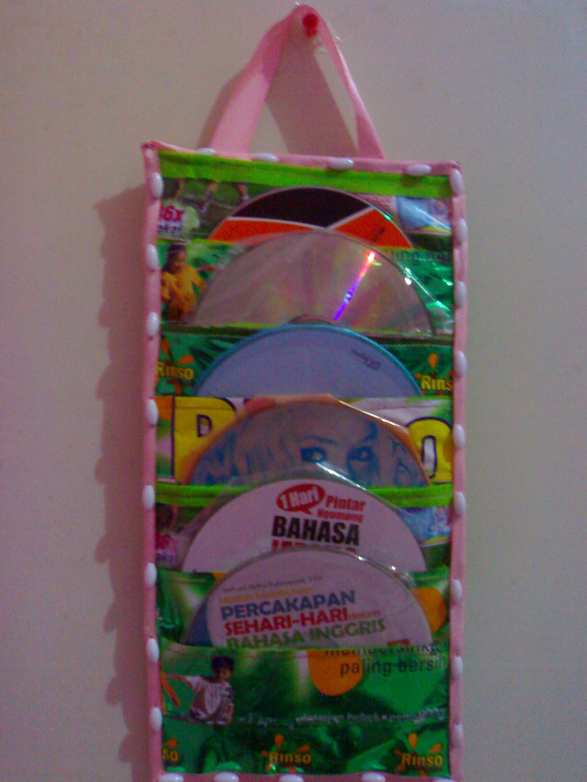 uli mayang: sampah jadi tempat kaset CD/DVD/MP3