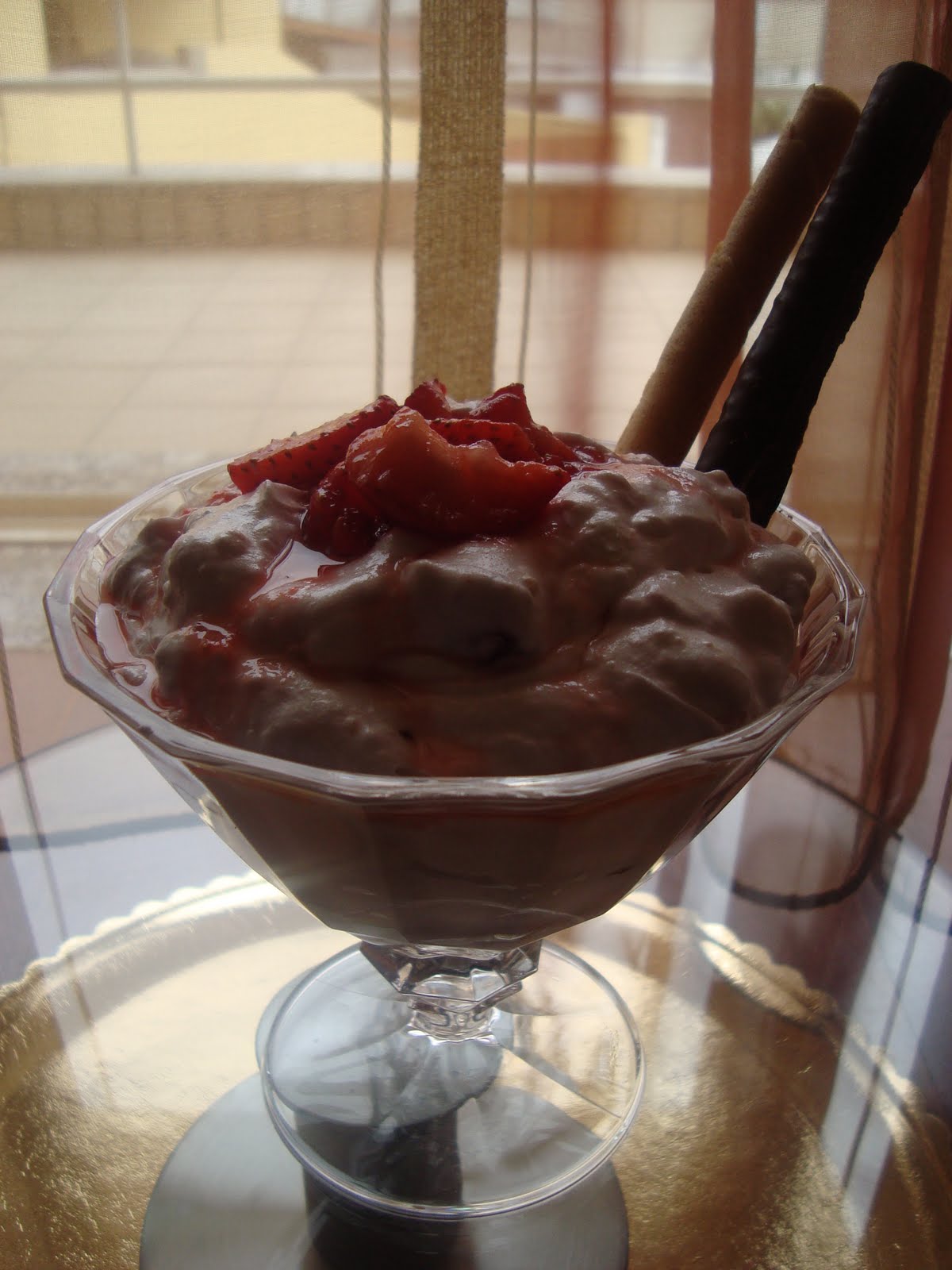 A Cozinha da Marcia Tavares: Doce de Suspiros com Morangos e Natas