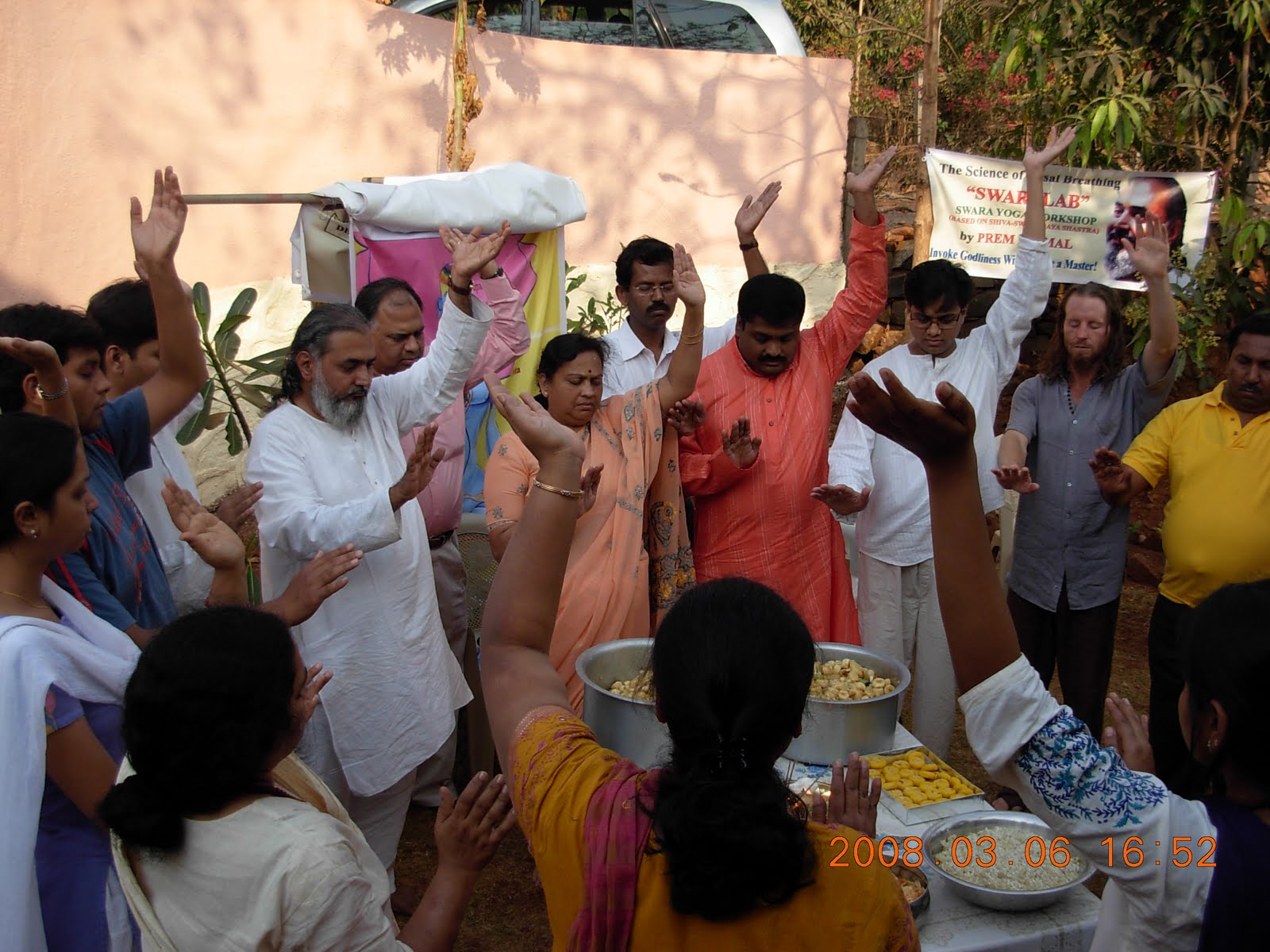 TAO NEWS: The Art of Giving: Anna Daana - Gyaan Daana