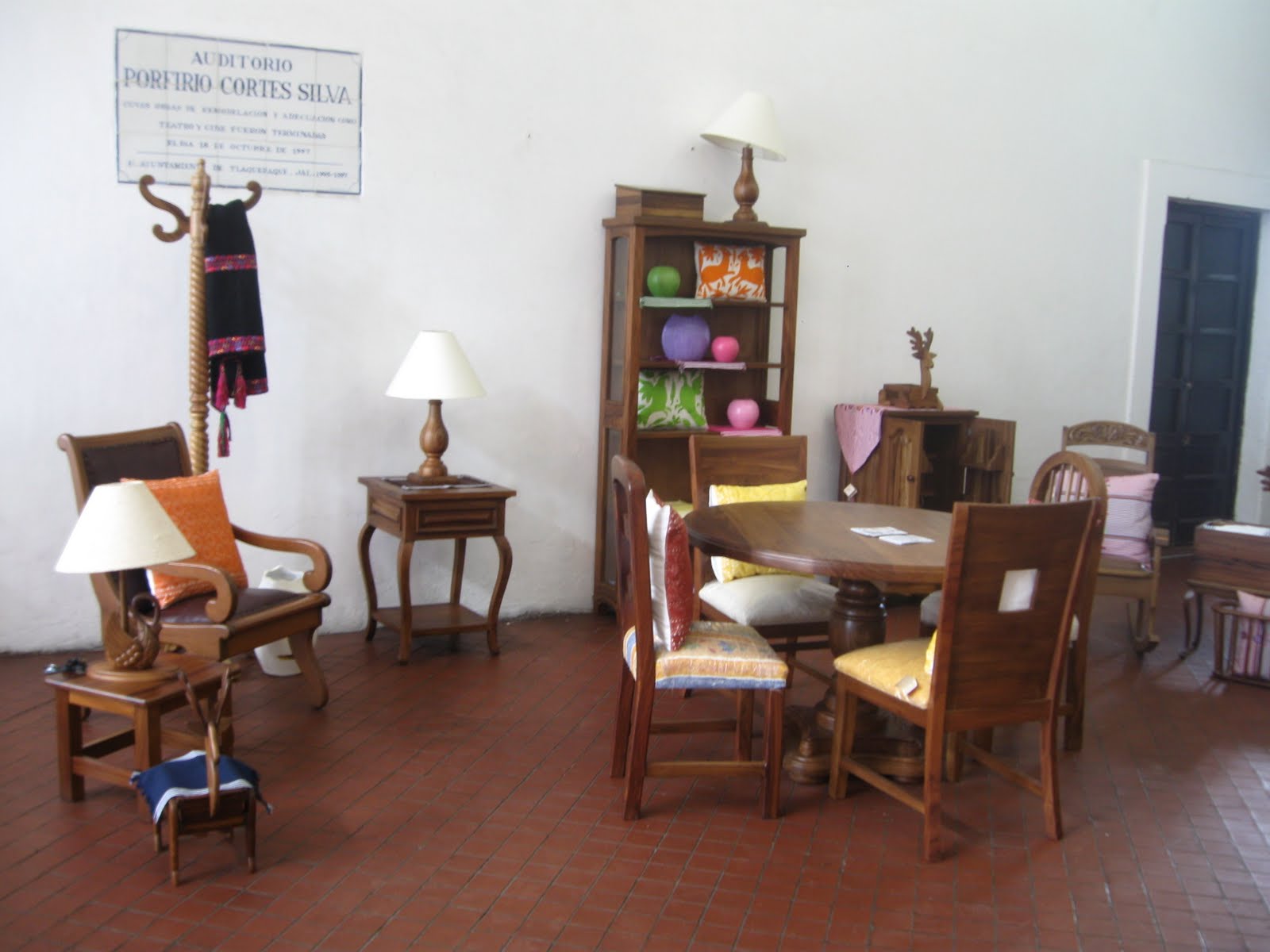 OTRARTE CONSORCIO: Los muebles coloniales de Ruben, hechos con maderas ...