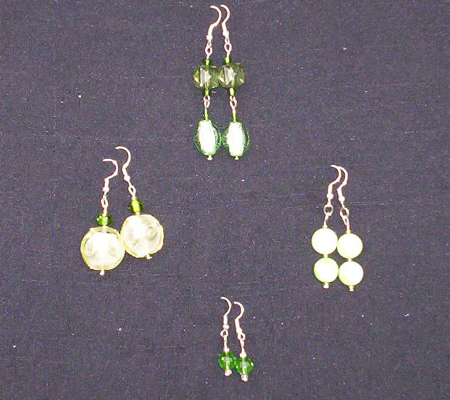 MIS TEJIDOS Y OTRAS HIERBAS: Aritos de colores