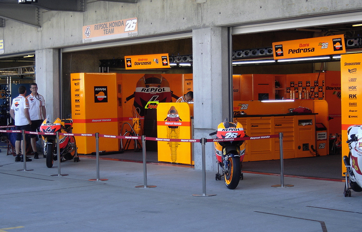 Stu's Shots R Us: MotoGP: Valencia Season Finale & A Peek Inside the ...