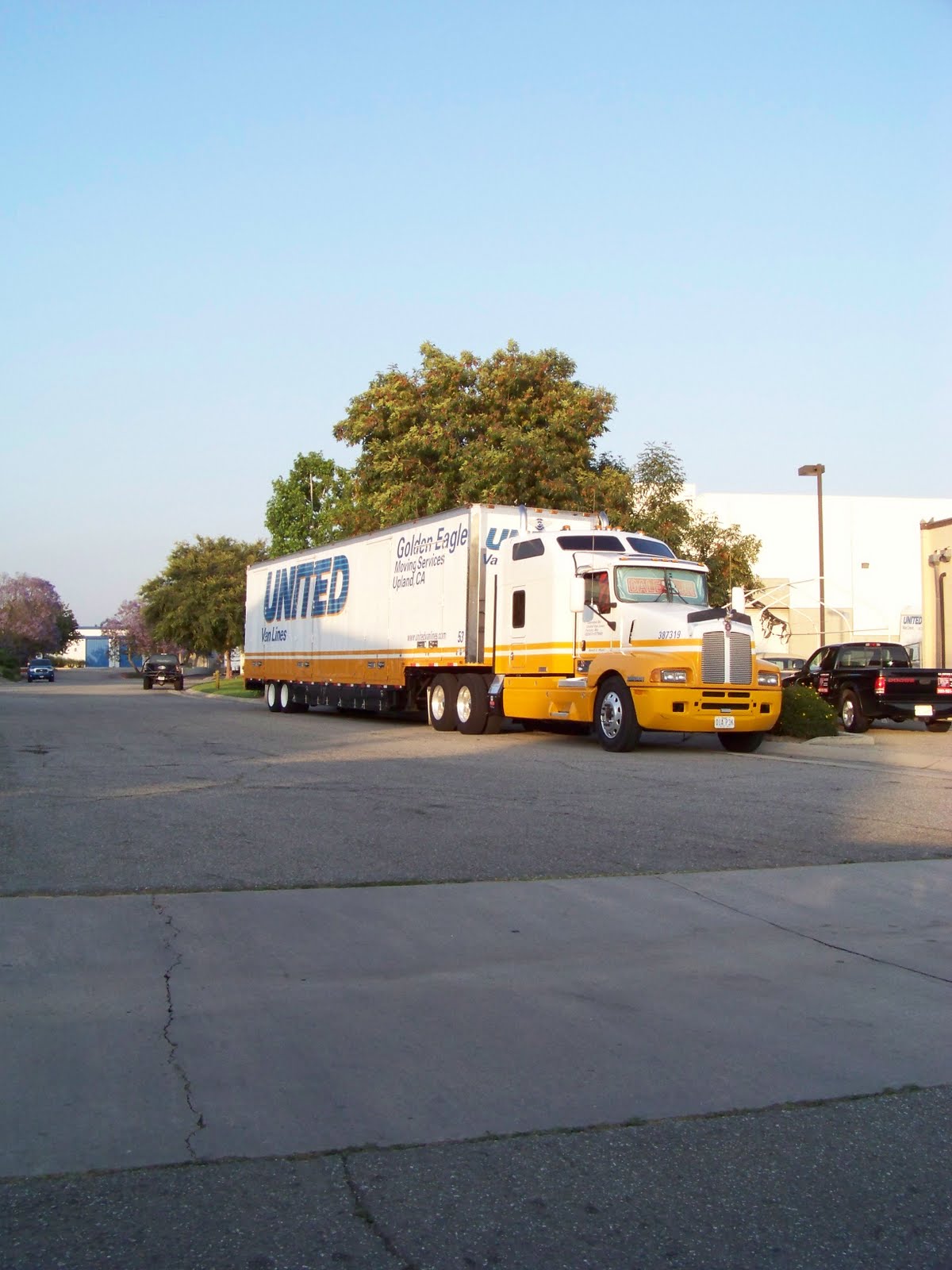 18 Wheel Beauties: Eye Catching Trucks: United Van Lines - Golden Eagle ...