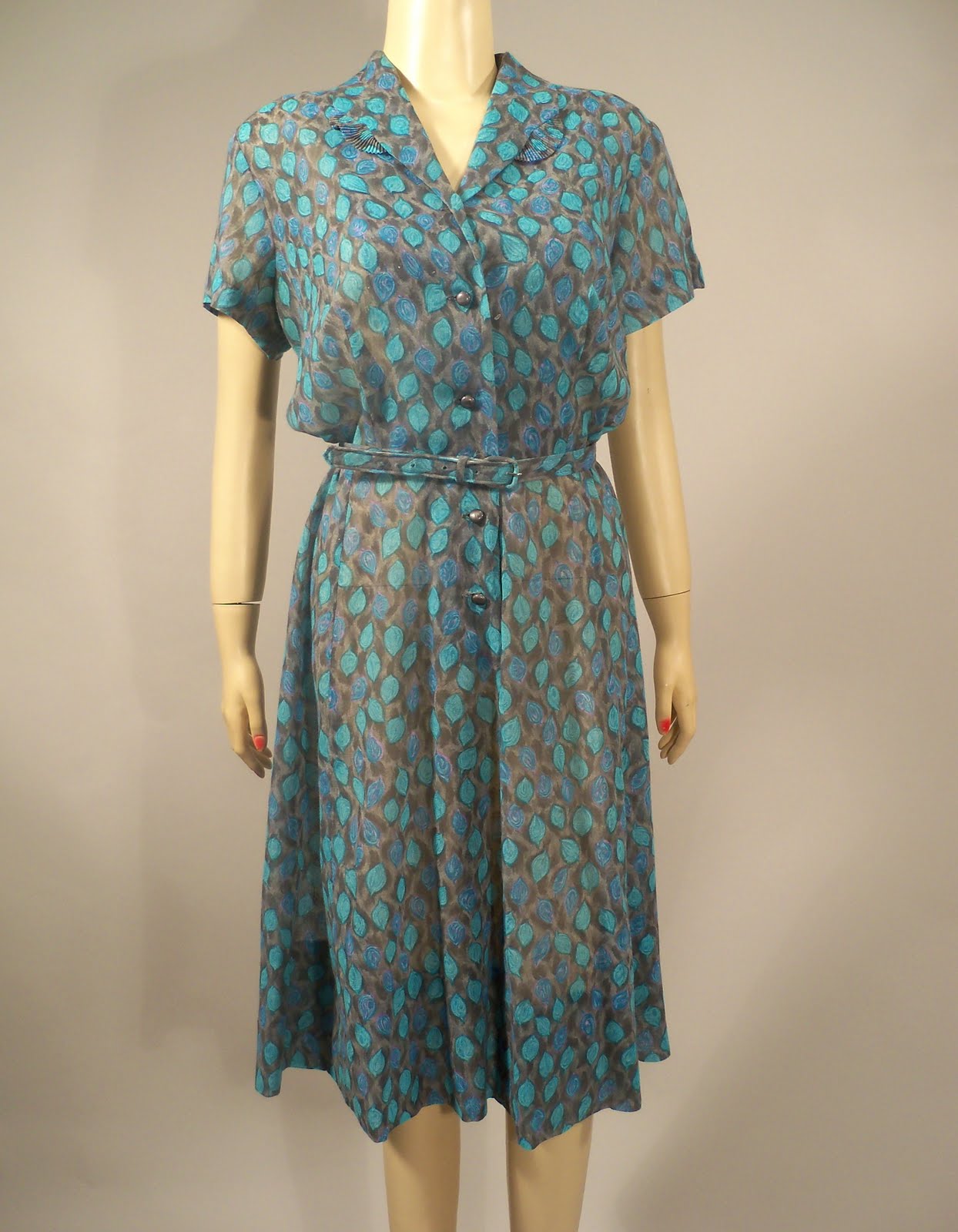 meta name="description" content="Everything Vintage Fashion" />