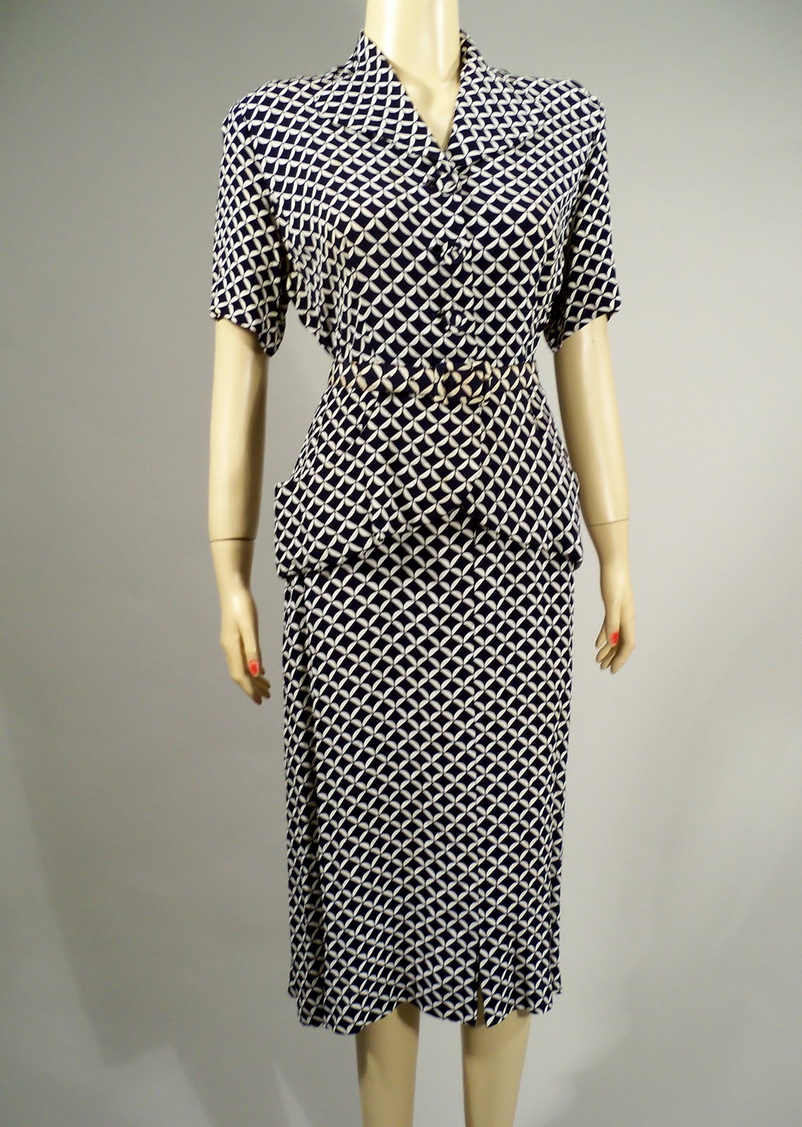 meta name="description" content="Everything Vintage Fashion" />