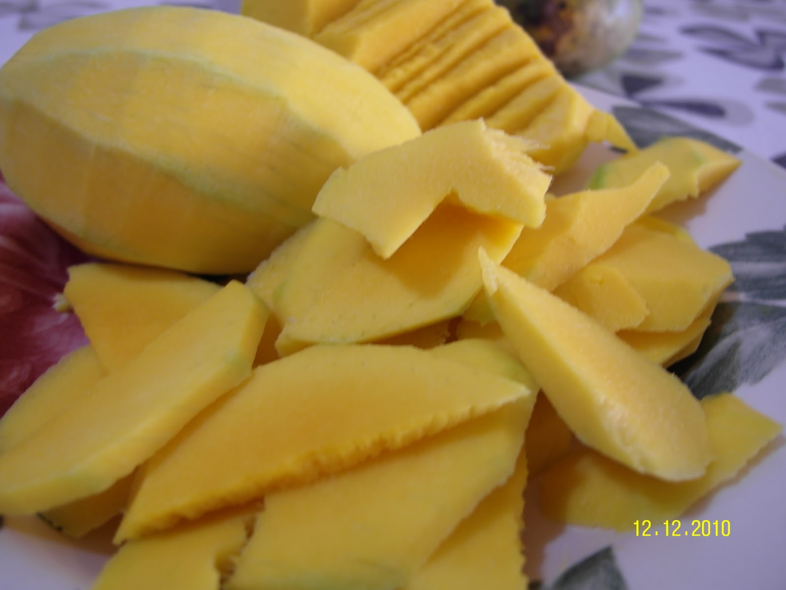 Delicious mango | THE DOTTED LINES