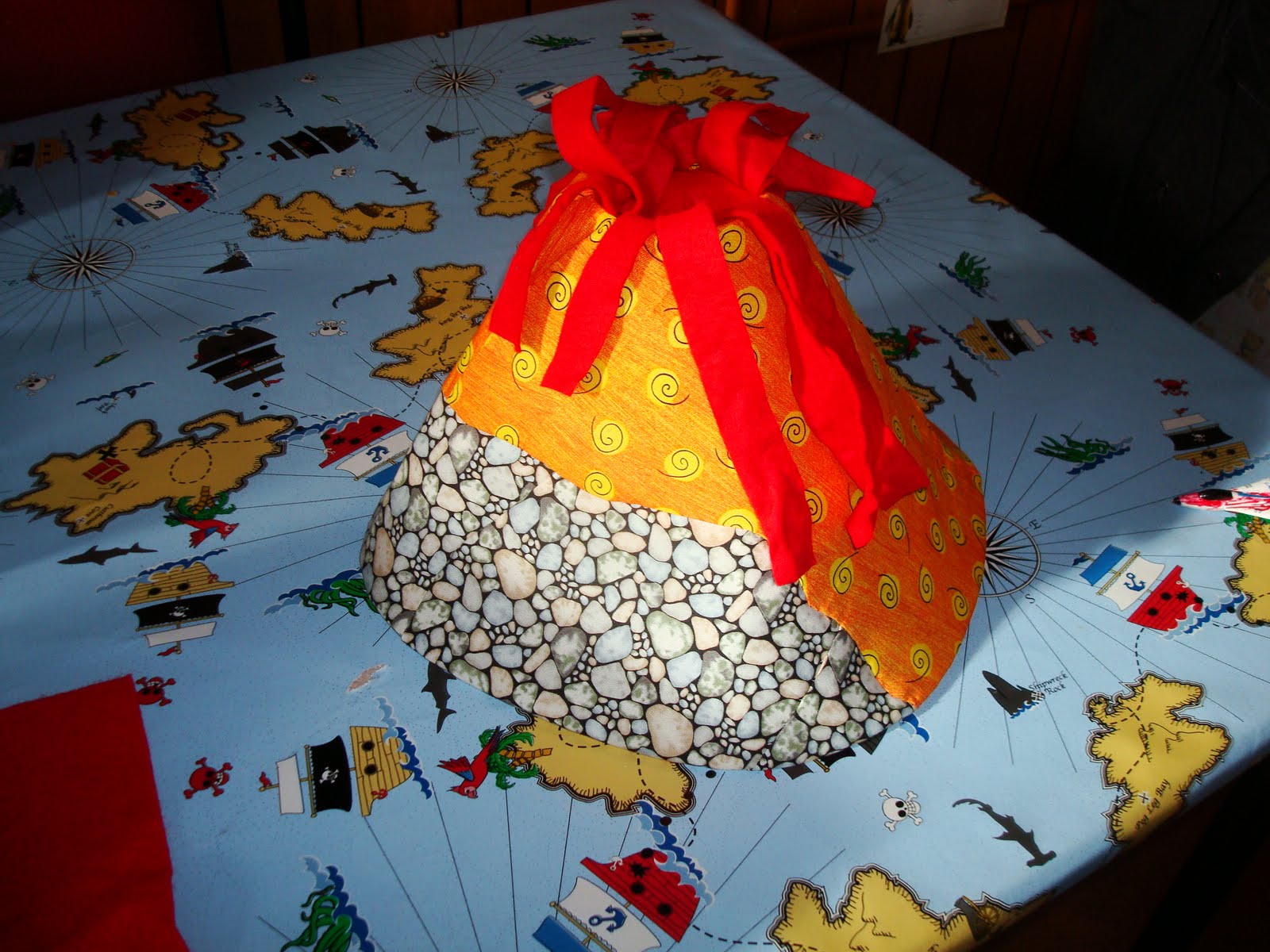 SEW CHICKEN: Fabric volcano for my son´s train set