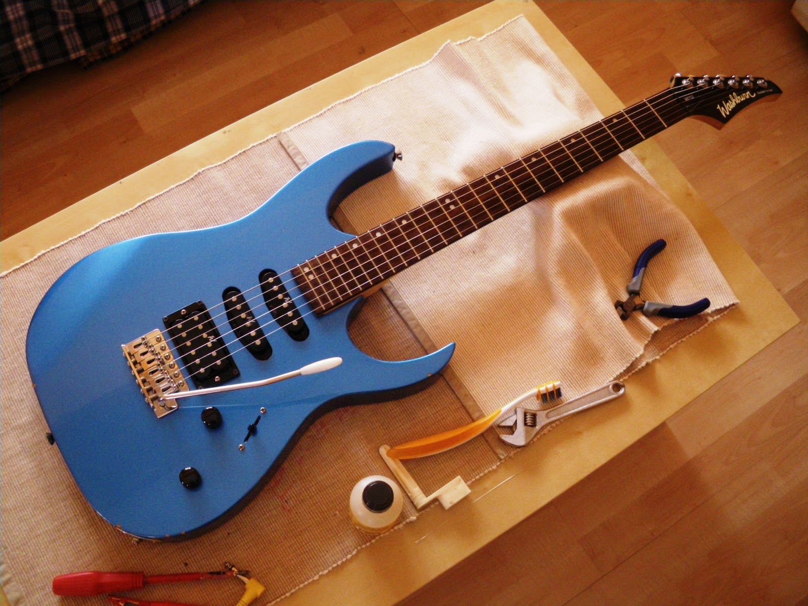 M3 GuitarWorks: Washburn WR150, Yamaha FX370C y Sonora Stratocaster