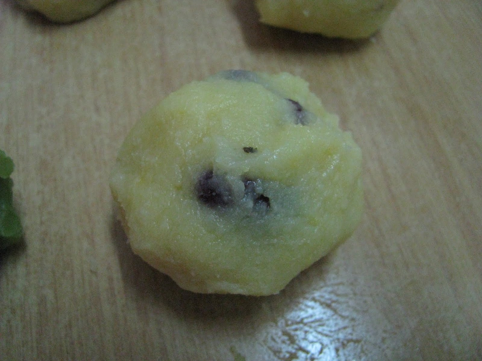 'Jiang Nan' Rose Petal Mooncake