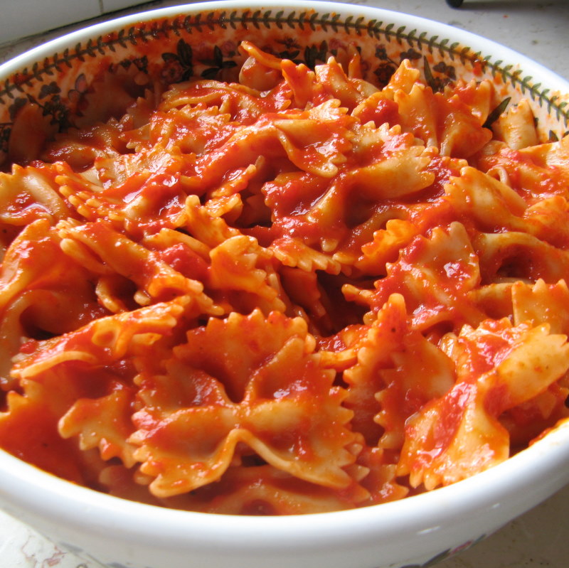 Tentativas y Variaciones: Corbatitas con Salsa de Pimentones Rojos