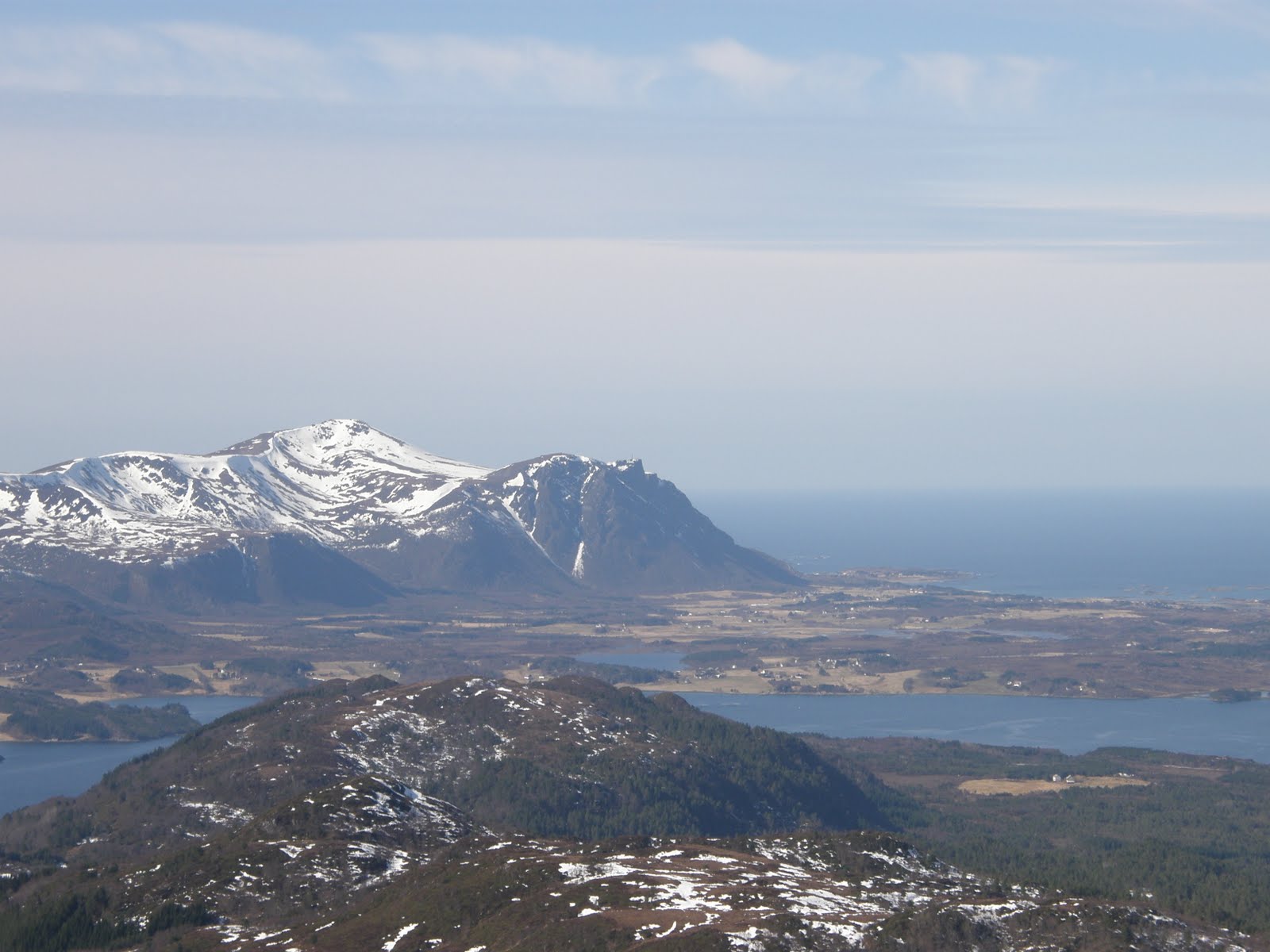 Kompassrosa : " Et hav av muligheter " i Averøy: FJELLTURER - APRIL 2010