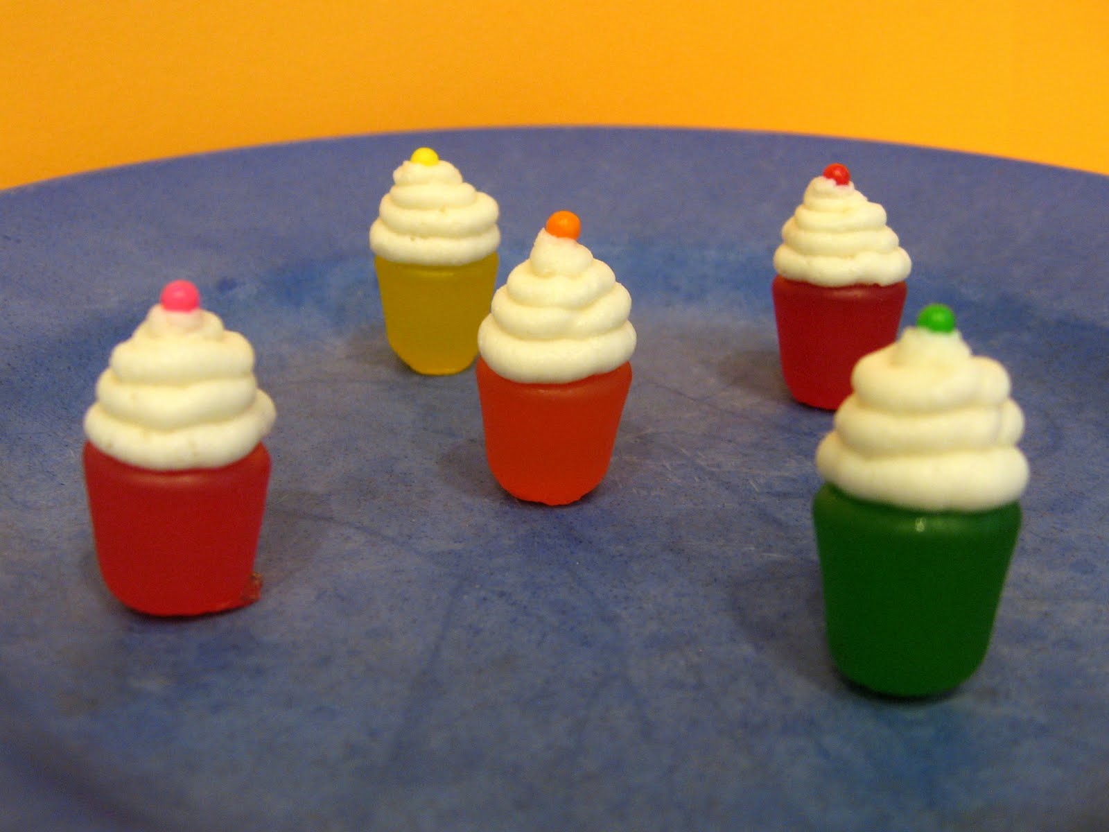 sugar-swings-serve-some-dots-cupcakes