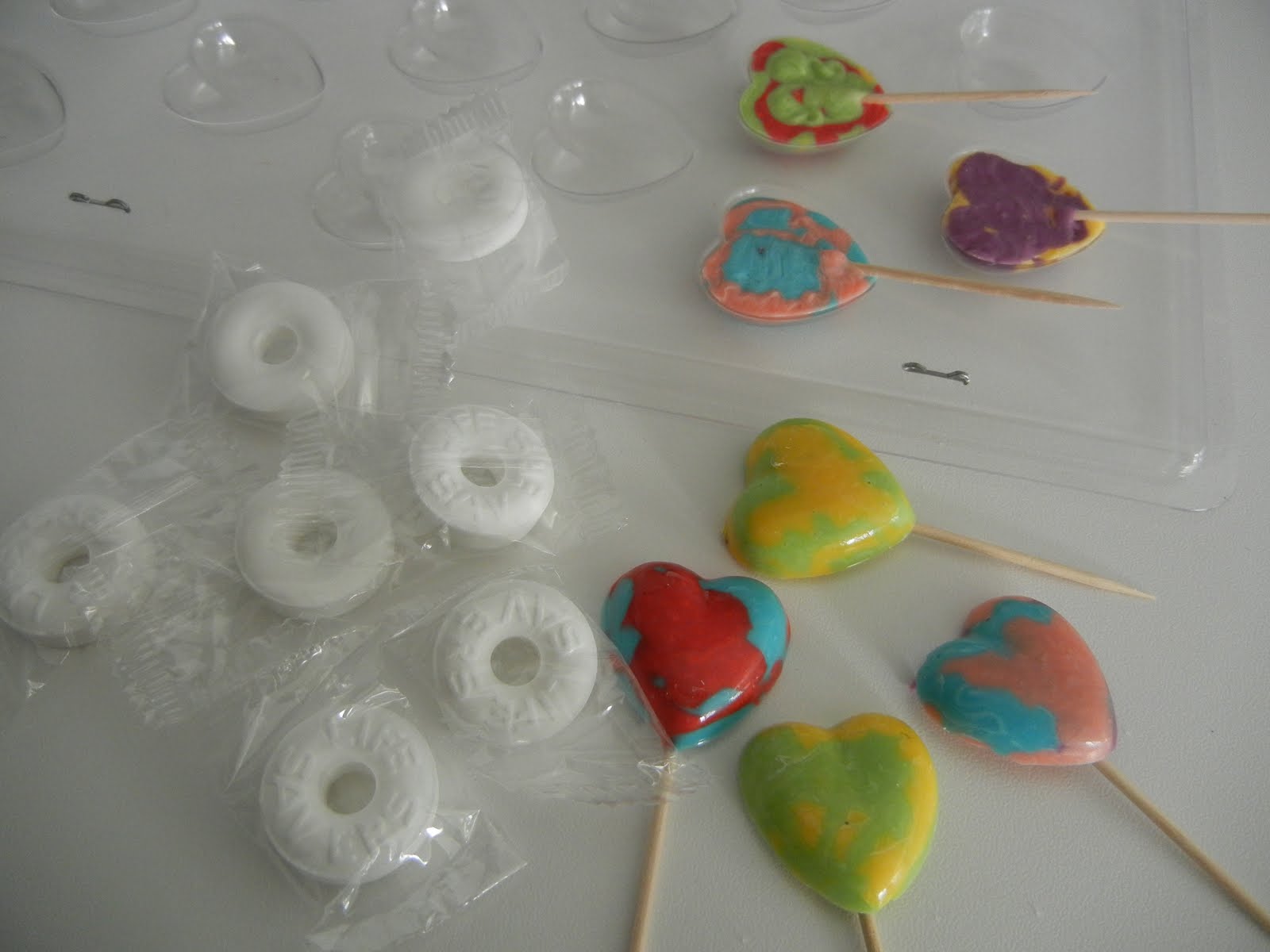 Sugar Swings! Serve Some: marbled heart topped cupcakes.....!