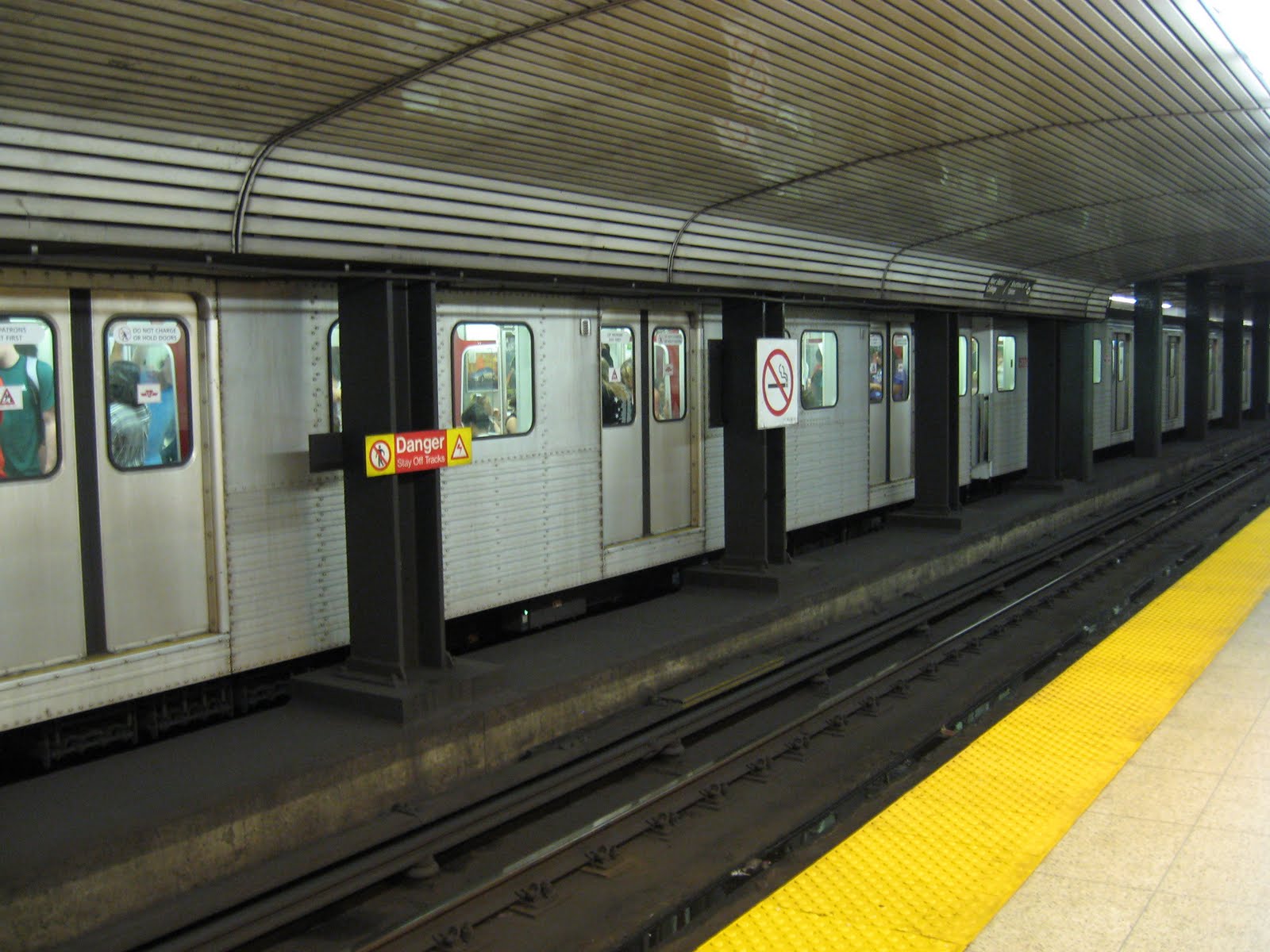 Buck Tracks: TTC - Yellow Line - Wellesley Station