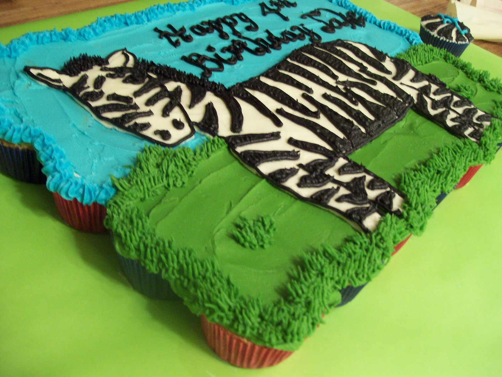 the cake box girls: Zebra cupcake cake