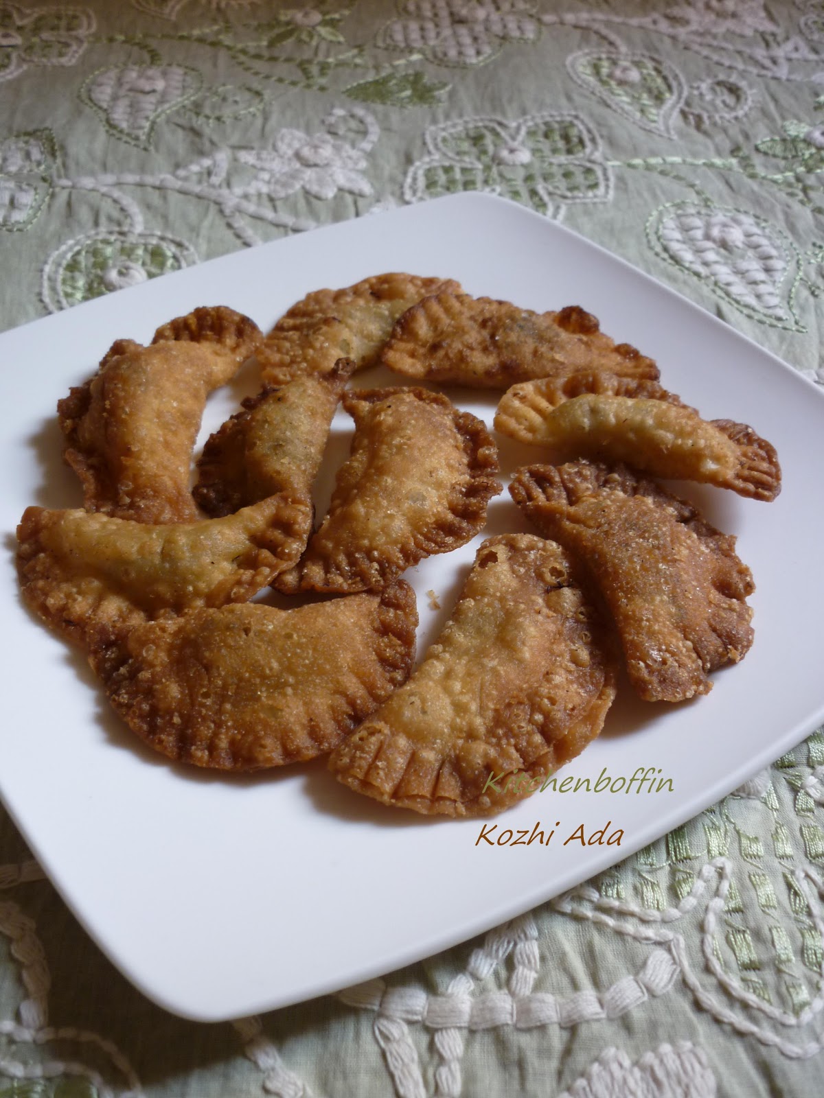 Kitchen Boffin: Kozhi Ada / Chicken hot pockets