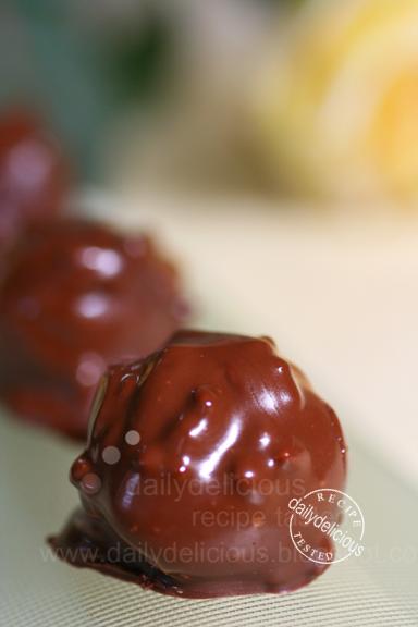 dailydelicious: Chocolate Almond Rocher: Crunchy and nutty chocolate ...