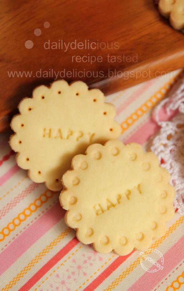 dailydelicious: Happy New Year 2011: Stamped Shortbreads with all my ...